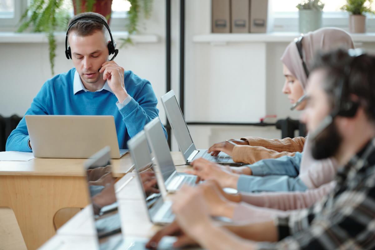 Greet Customers: Tips For Contact Centers | NAOS Solutions Greet Customers: Tips For Contact Centers | NAOS Solutions